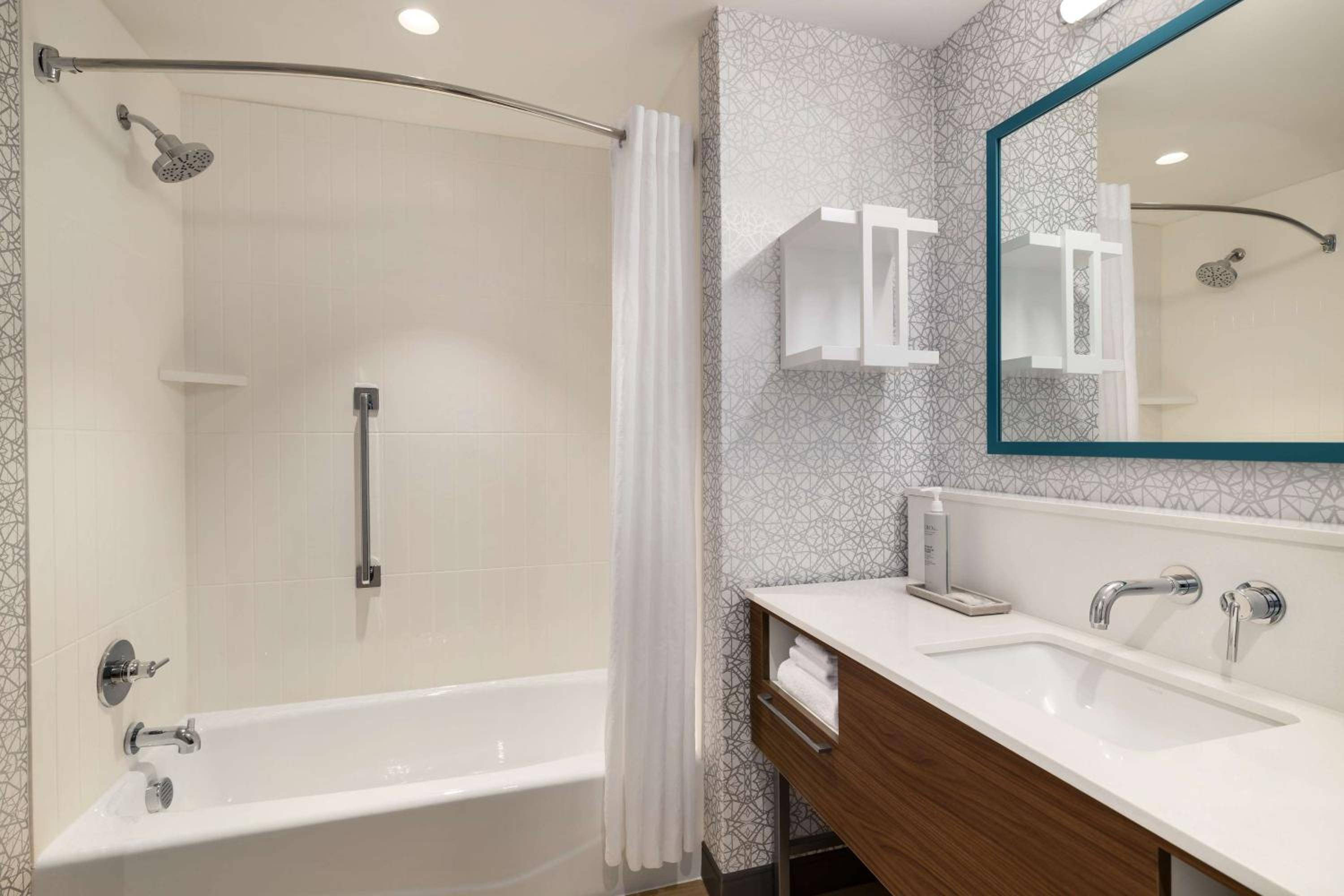 Hampton Inn & Suites Maui North Shore, Kahului : -44% during the day ...