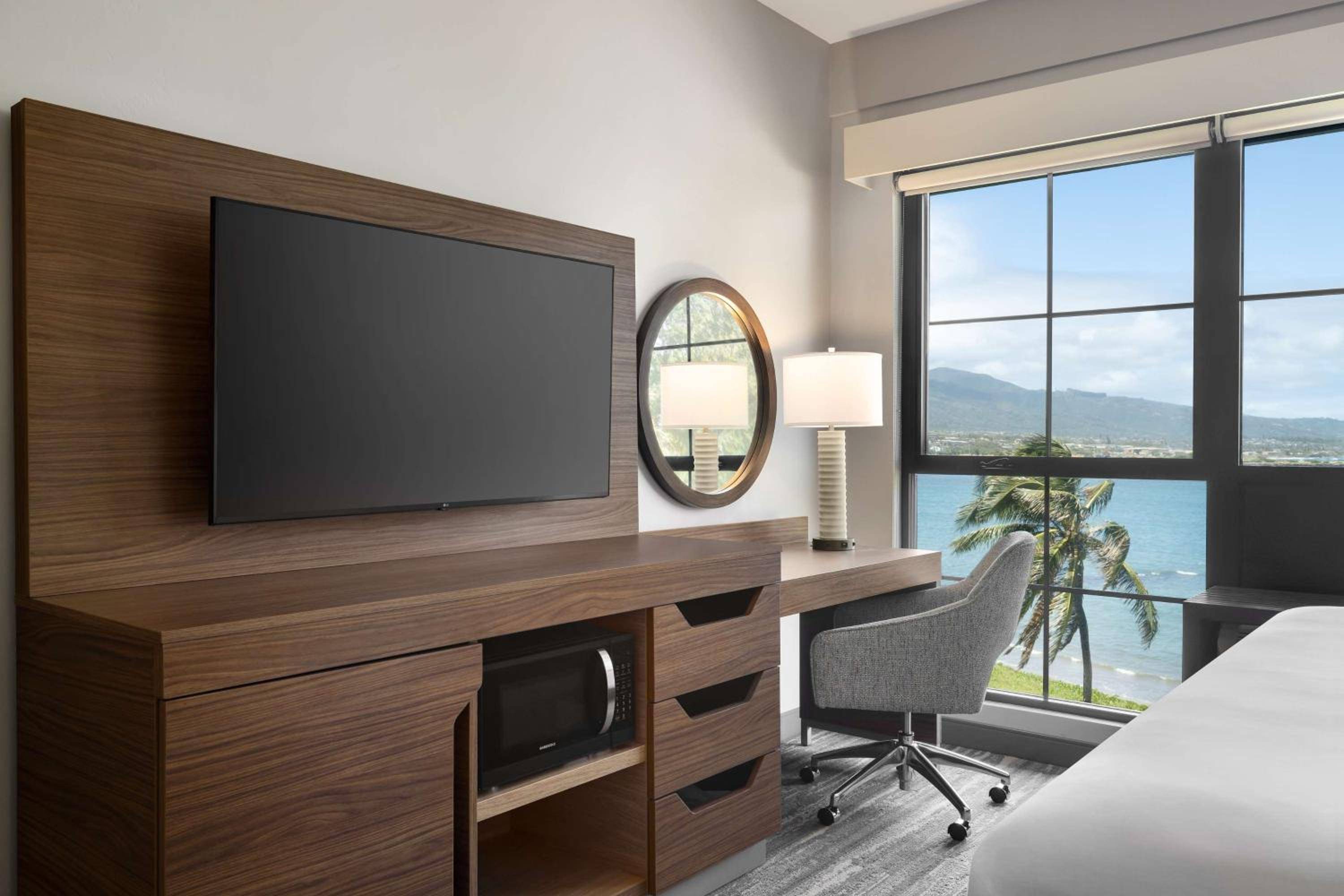 Hampton Inn & Suites Maui North Shore, Kahului : -44% during the day ...