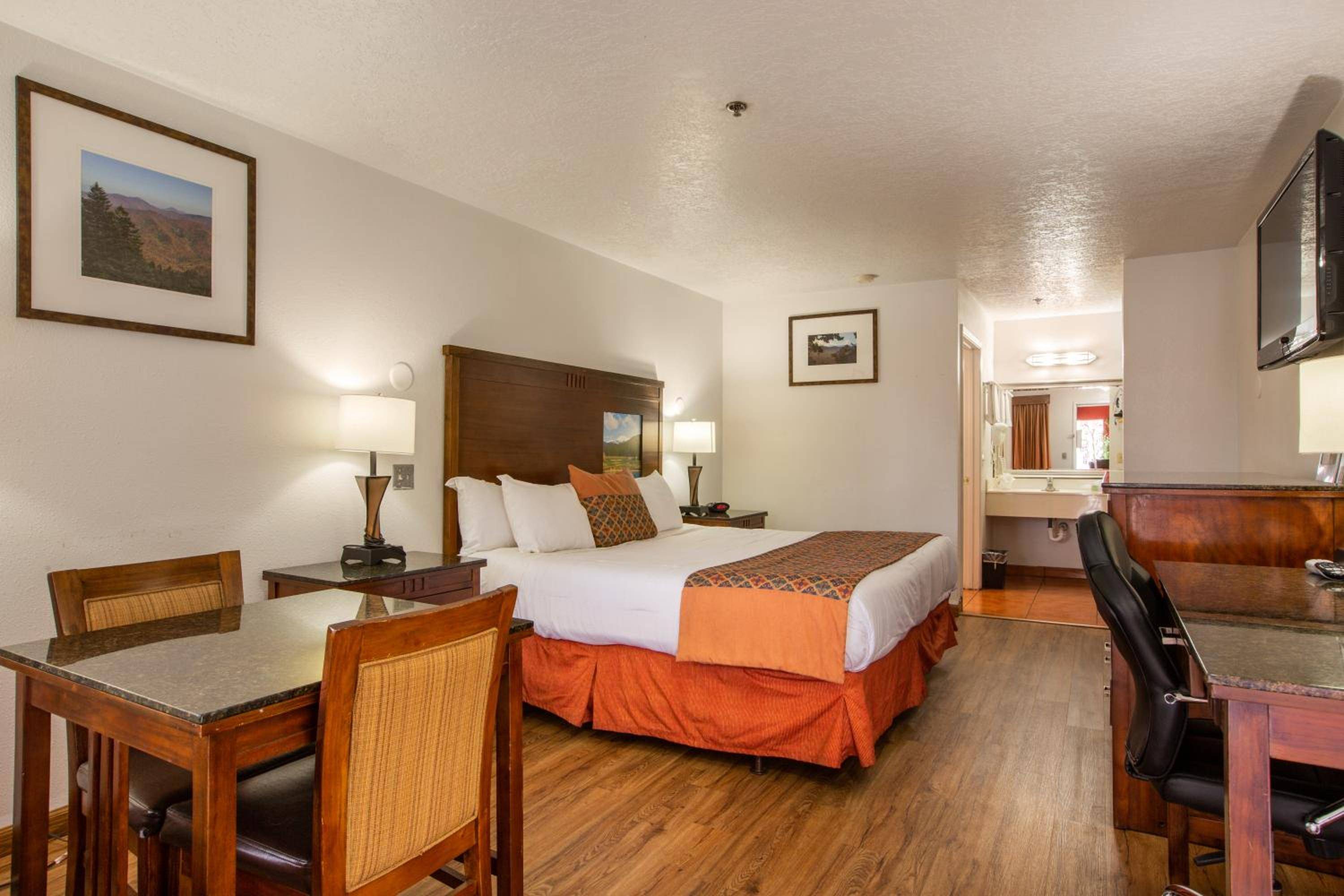 Sandia Peak Inn Old Town ABQ, a Howard Johnson by Wyndham, La Vida ...