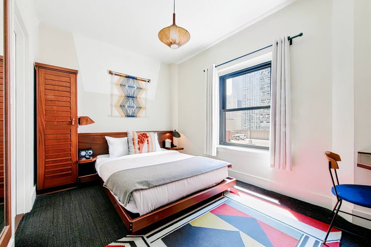 The Freehand Chicago, River North : hotel during the day - Dayuse.com