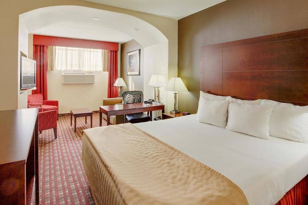 La Quinta Inn & Suites JFK Airport, South Ozone Park : hotel during the ...