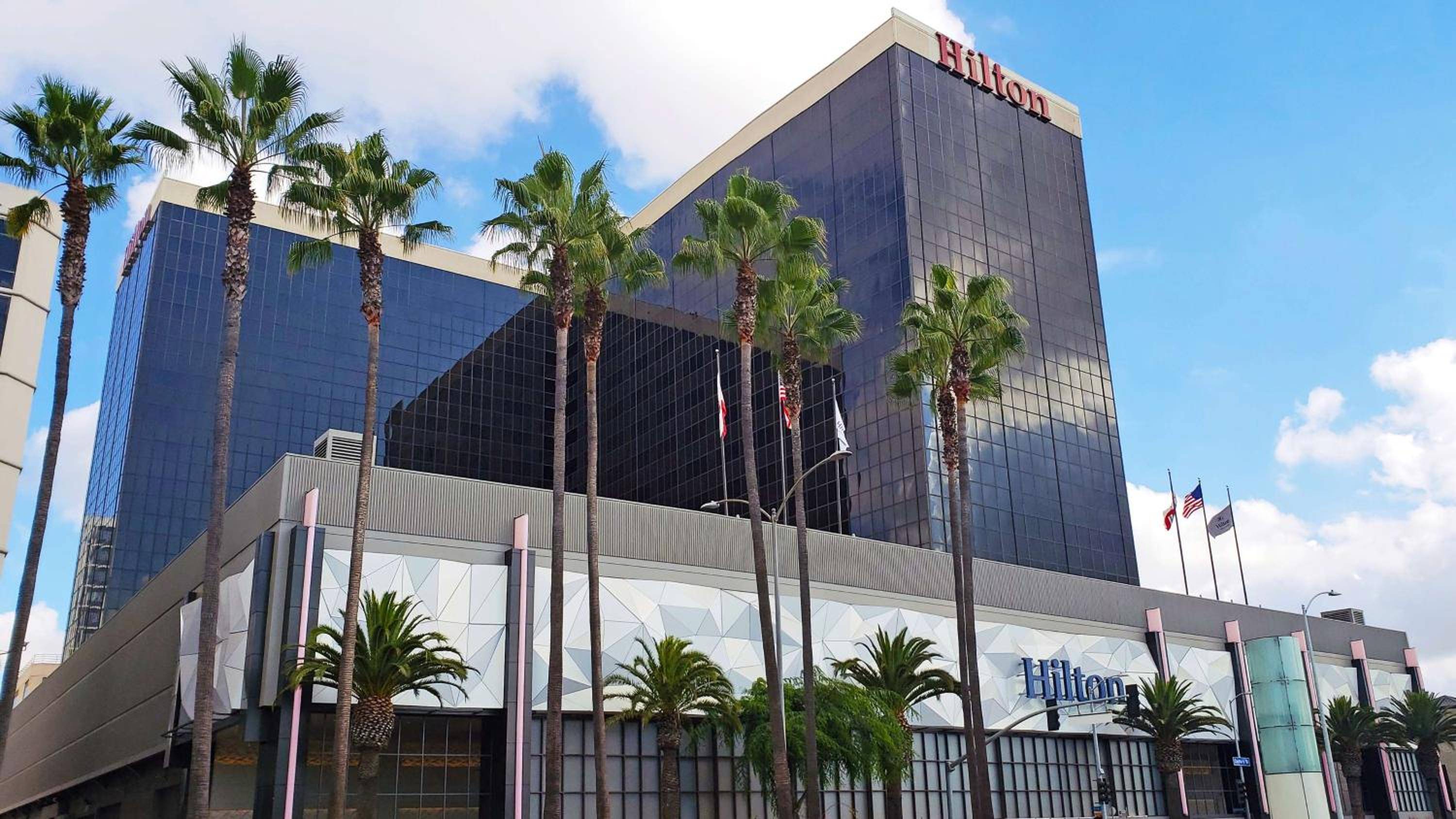 Hilton LAX Los Angeles Airport, Los Angeles : hotel during the day ...