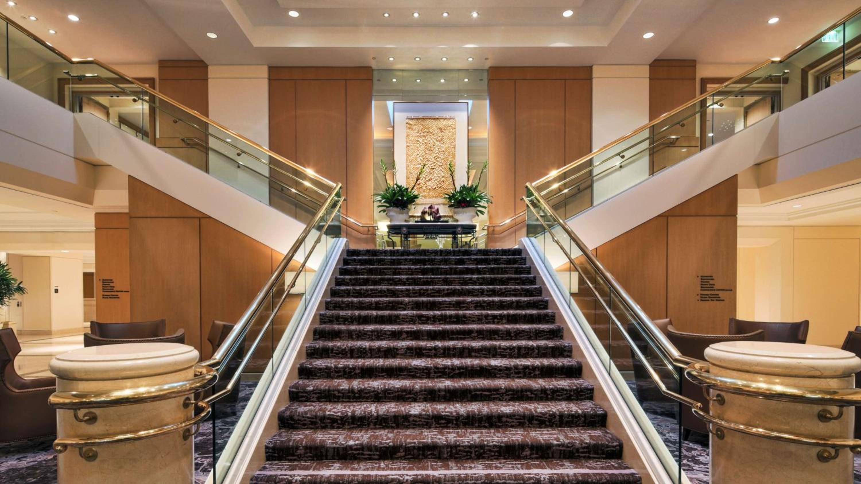 Hilton LAX Los Angeles Airport, Los Angeles : hotel during the day ...