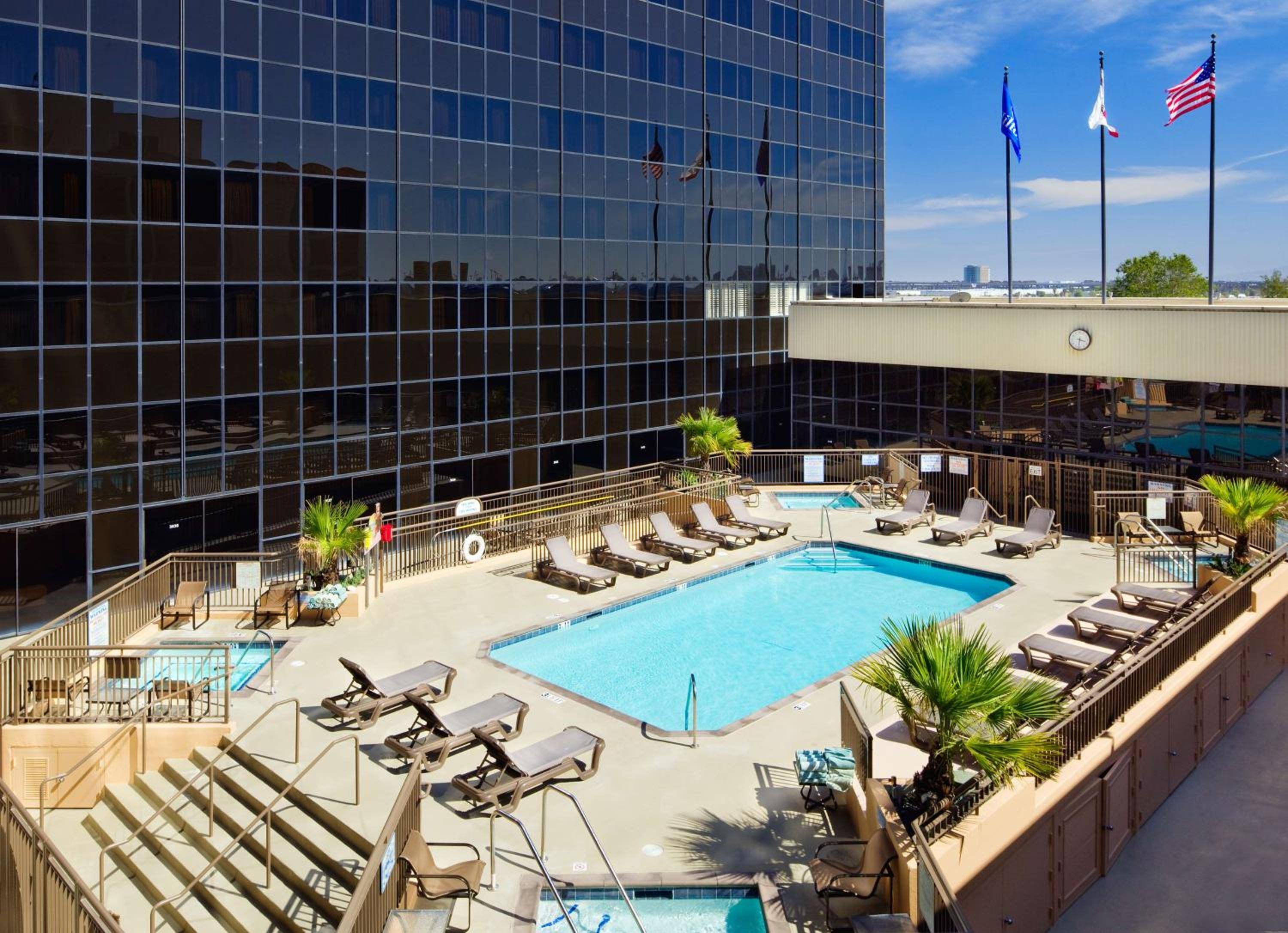 Hilton LAX Los Angeles Airport, Los Angeles : hotel during the day ...