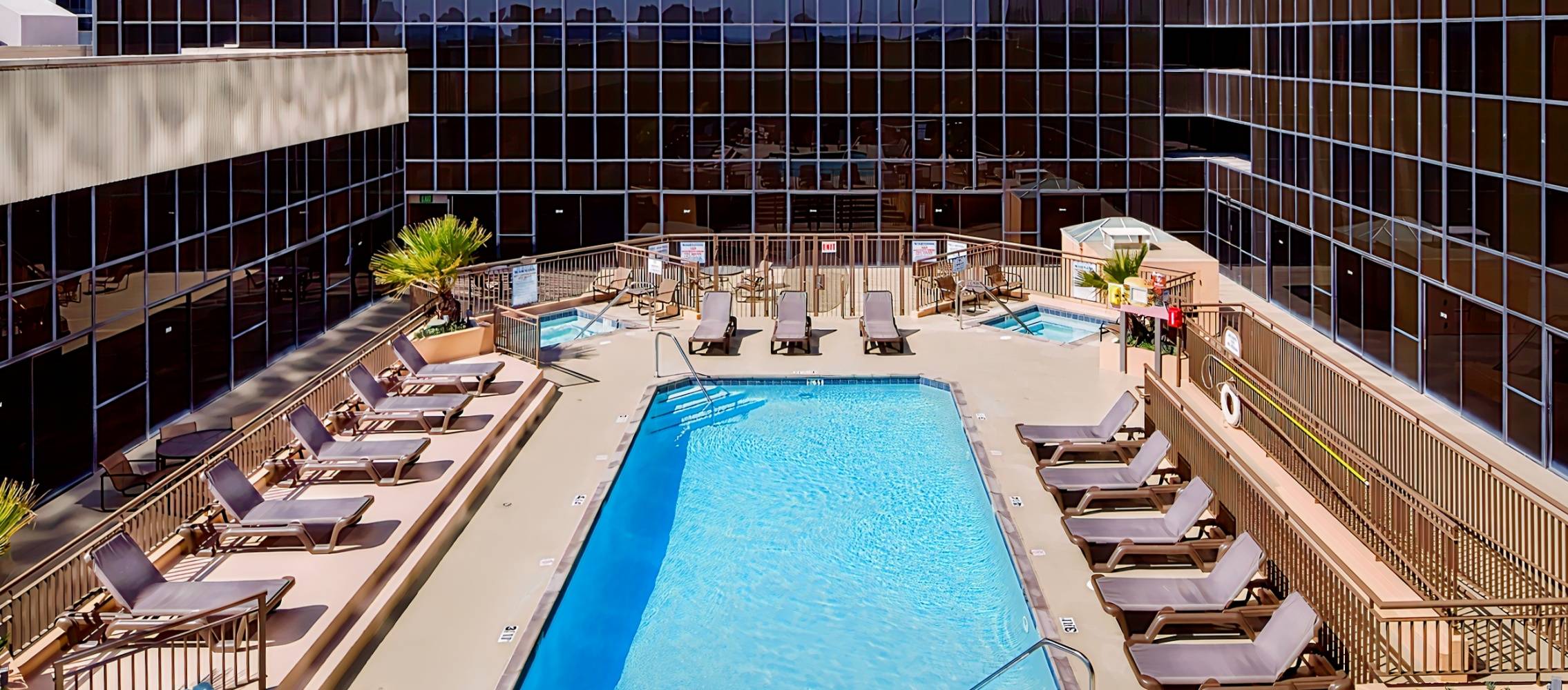 Hilton LAX Los Angeles Airport, Los Angeles : hotel during the day ...