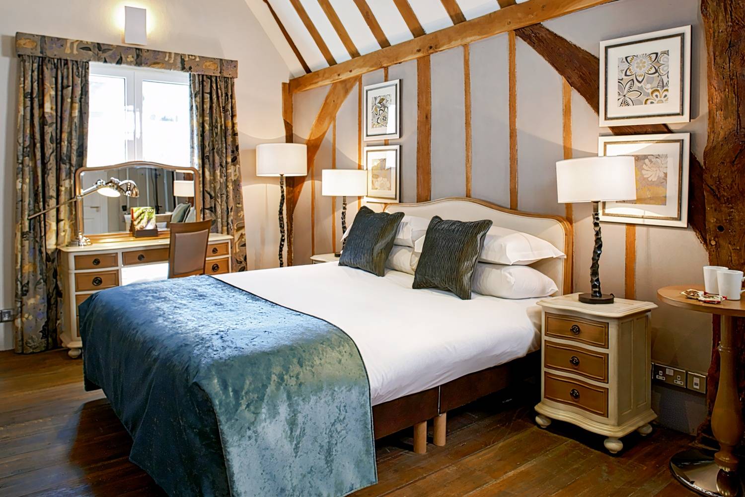 Sir Christopher Wren Hotel & Spa, Berkshire : hotel during the day ...