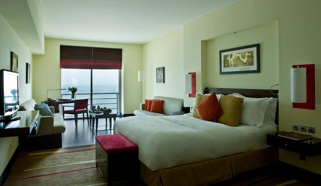 Sofitel Al Khobar The Corniche, Alkurnaish : hotel during the day ...