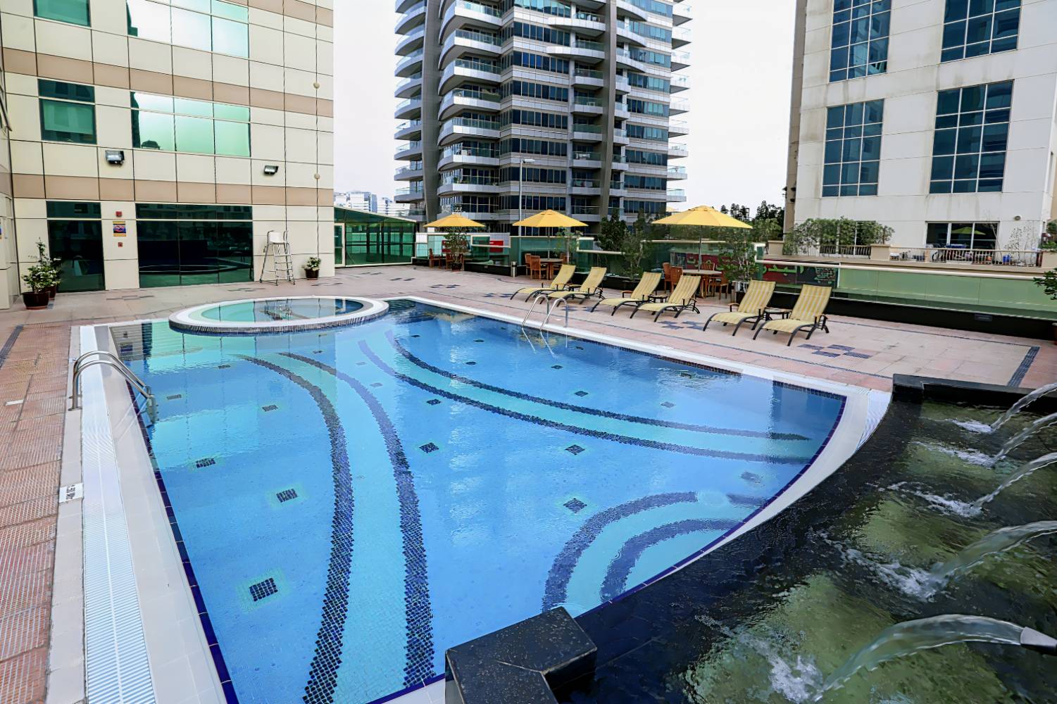 Dunes Hotel Apartments Oud Metha, Oud Metha : hotel during the day ...