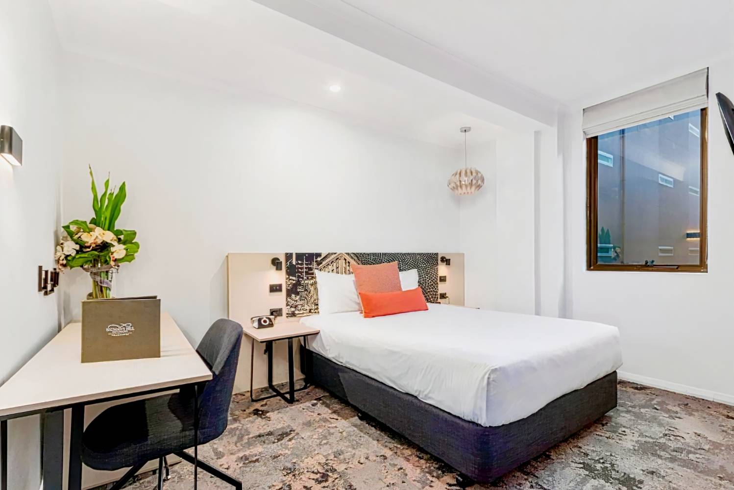 Batman's Hill on Collins, Melbourne : hotel during the day - Dayuse.com