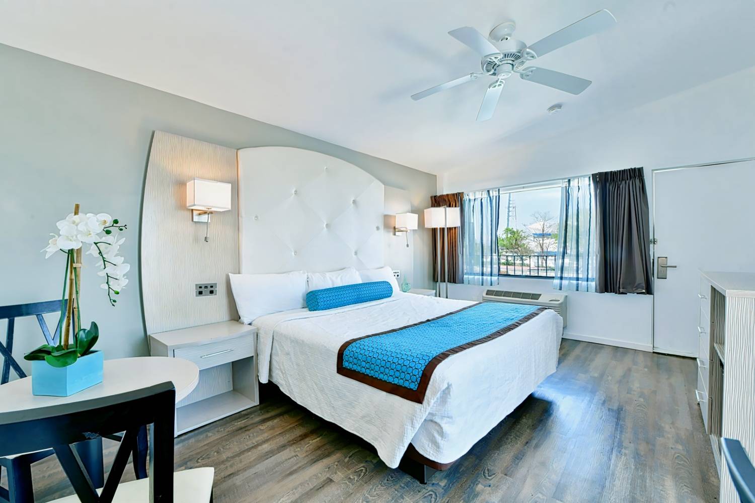 The Freeport Inn and Marina, Freeport : hotel during the day - Dayuse.com