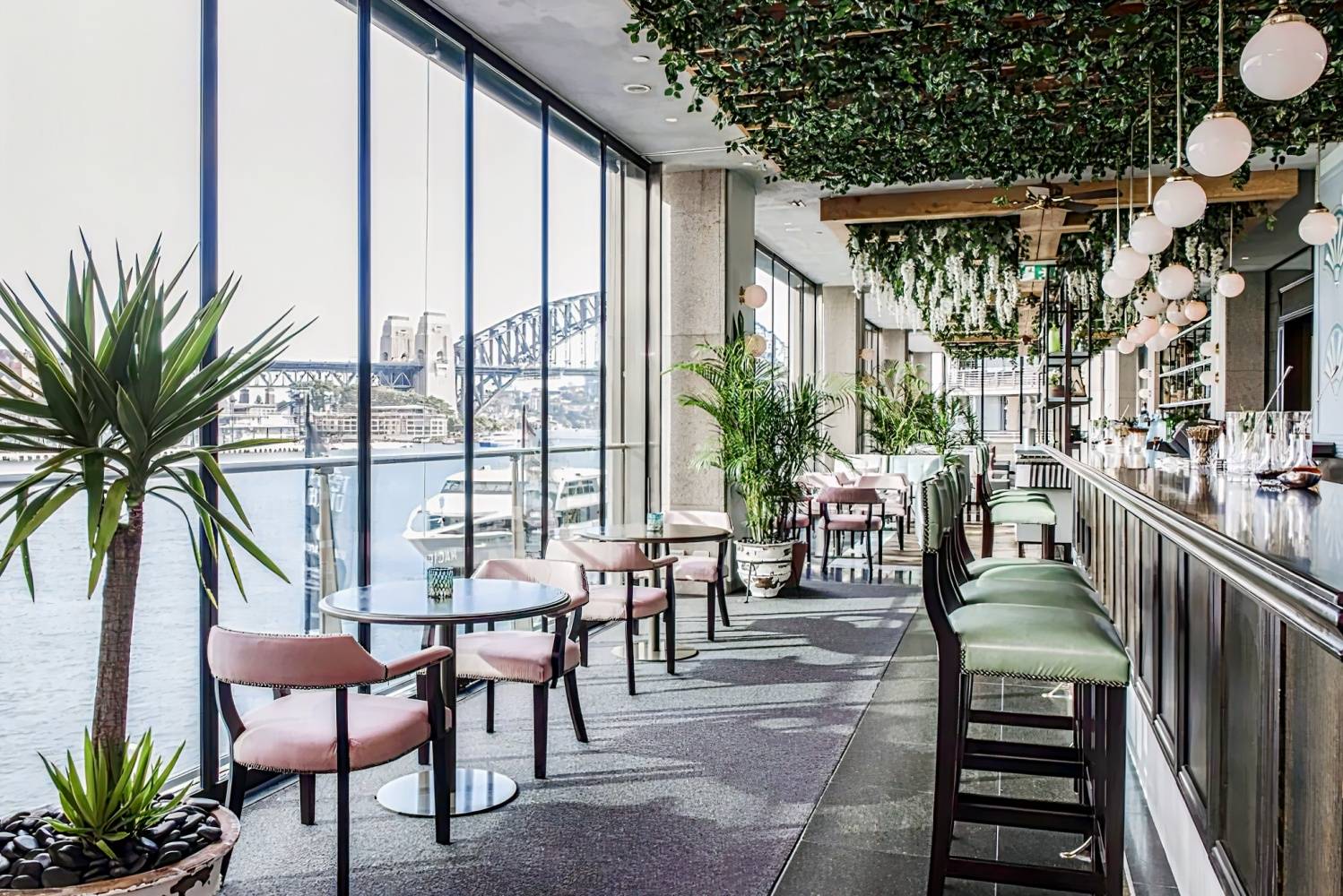 Pullman Quay Grand Sydney Harbour, Sydney : hotel during the day ...