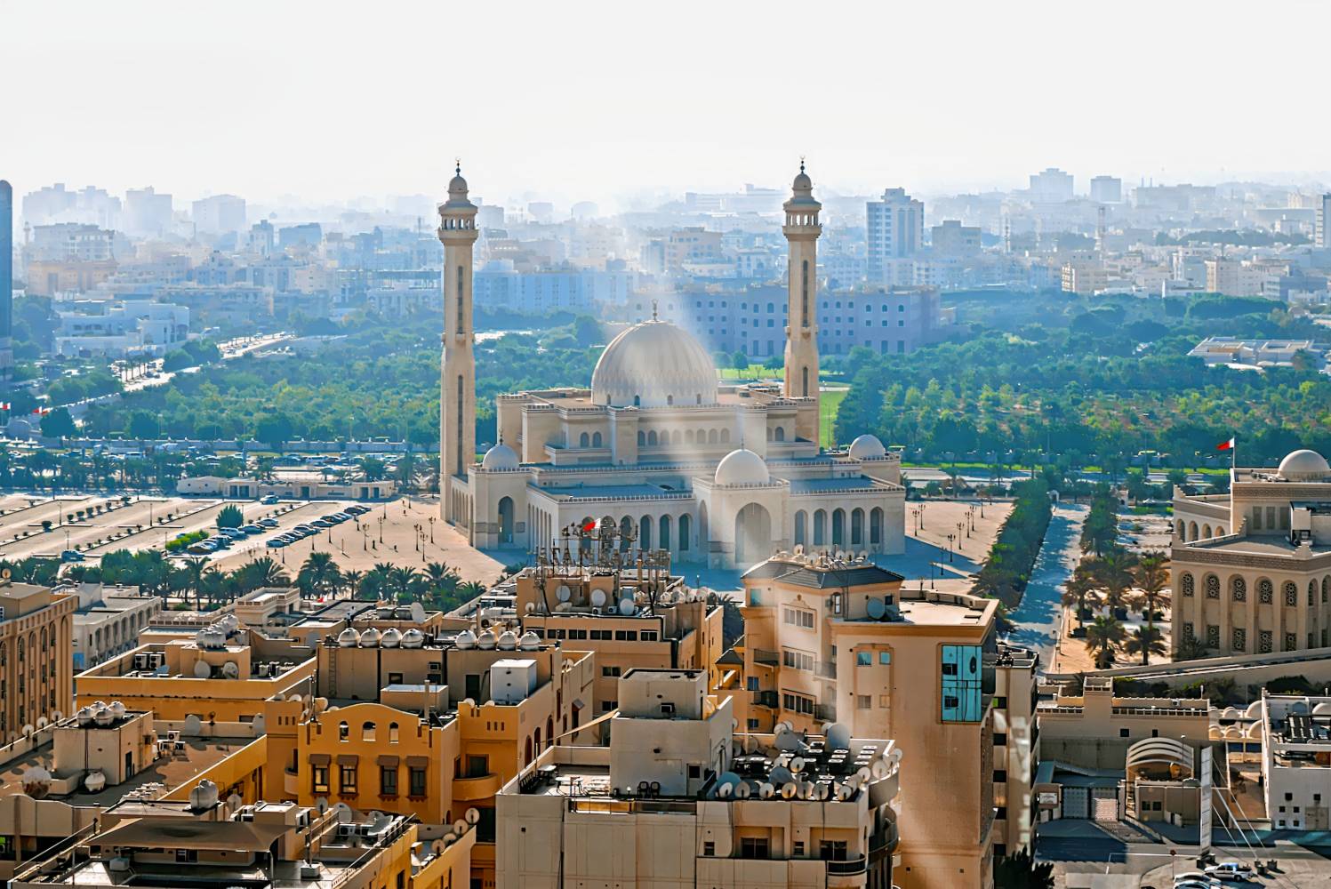 Diva Hotel Manama, Manama : hotel during the day - Dayuse.com