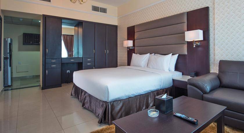 Emirates Grand Hotel Apartments, Dubai : hotel during the day - Dayuse.ie